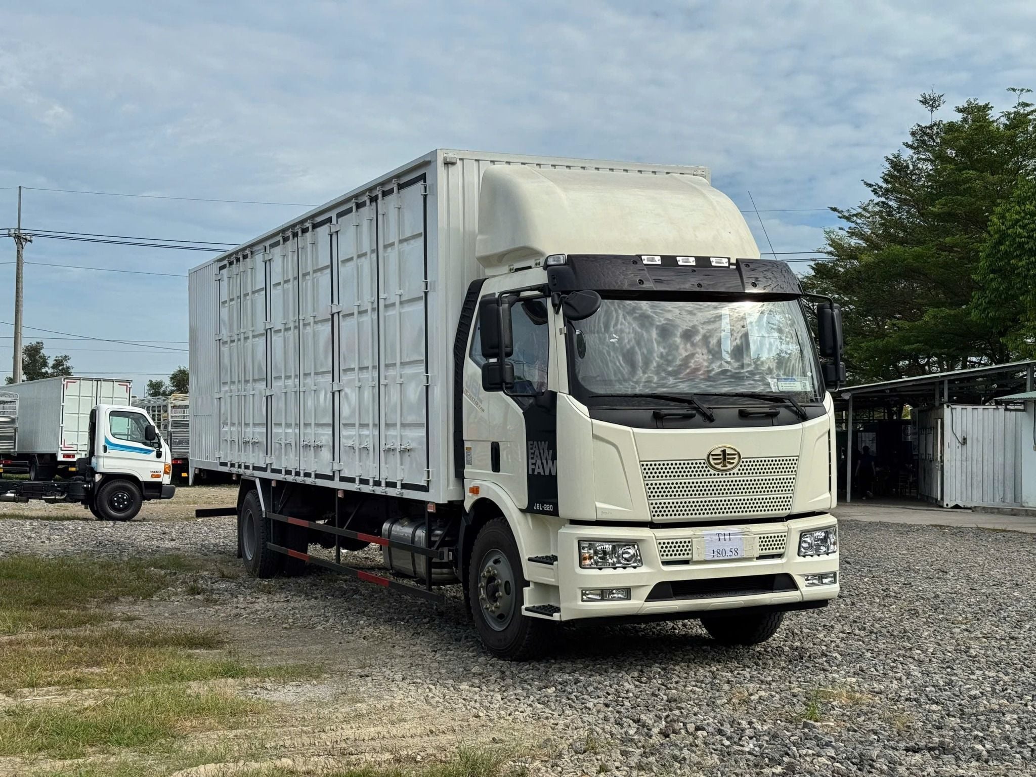 XE TẢI FAW J6L THÙNG KÍN CONTAINER – XE TẢI GIA ĐÌNH