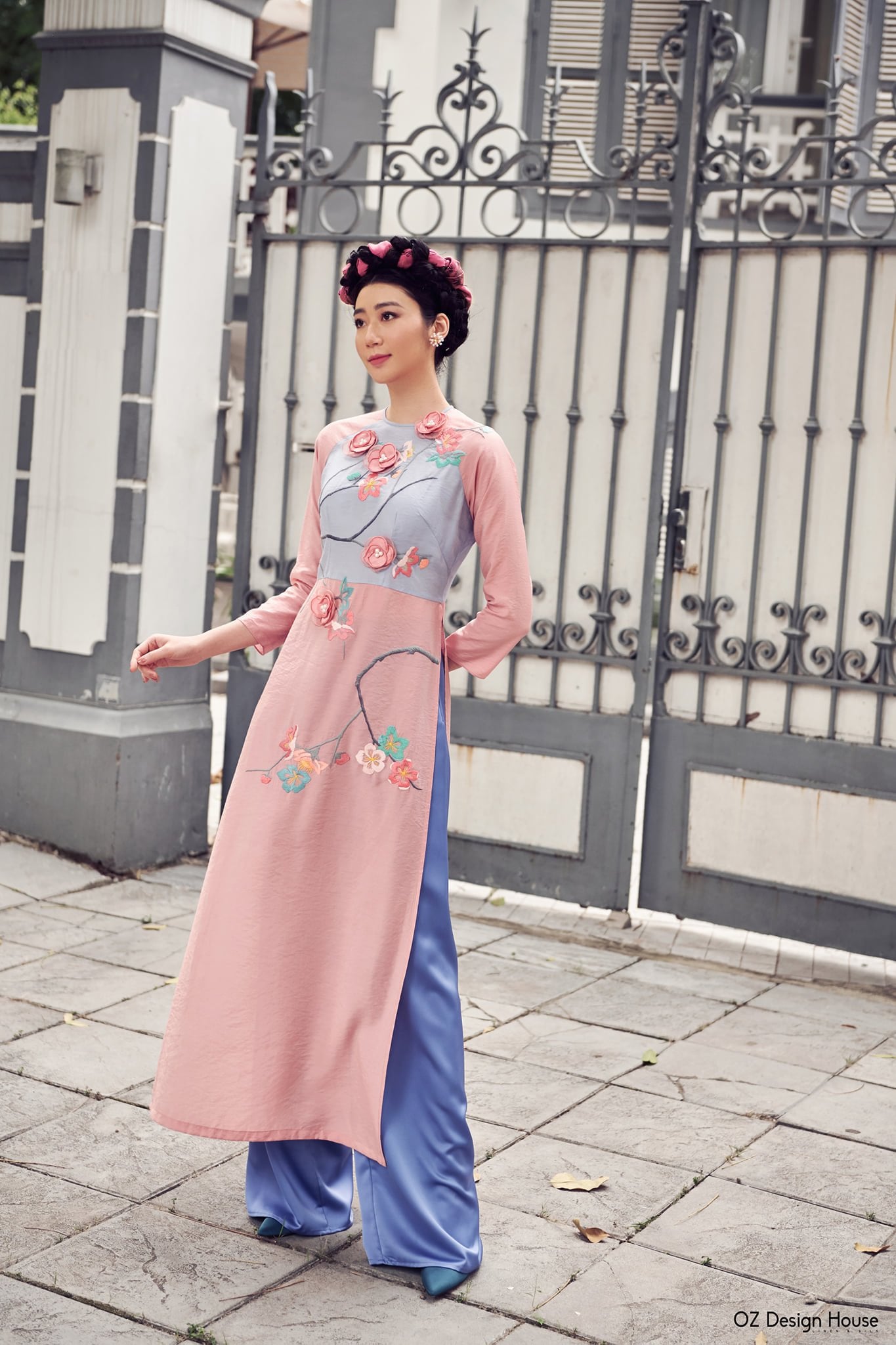 AD cổ tròn,thô lụa hồng nhạt phối xanh thêu đính hoa đào.