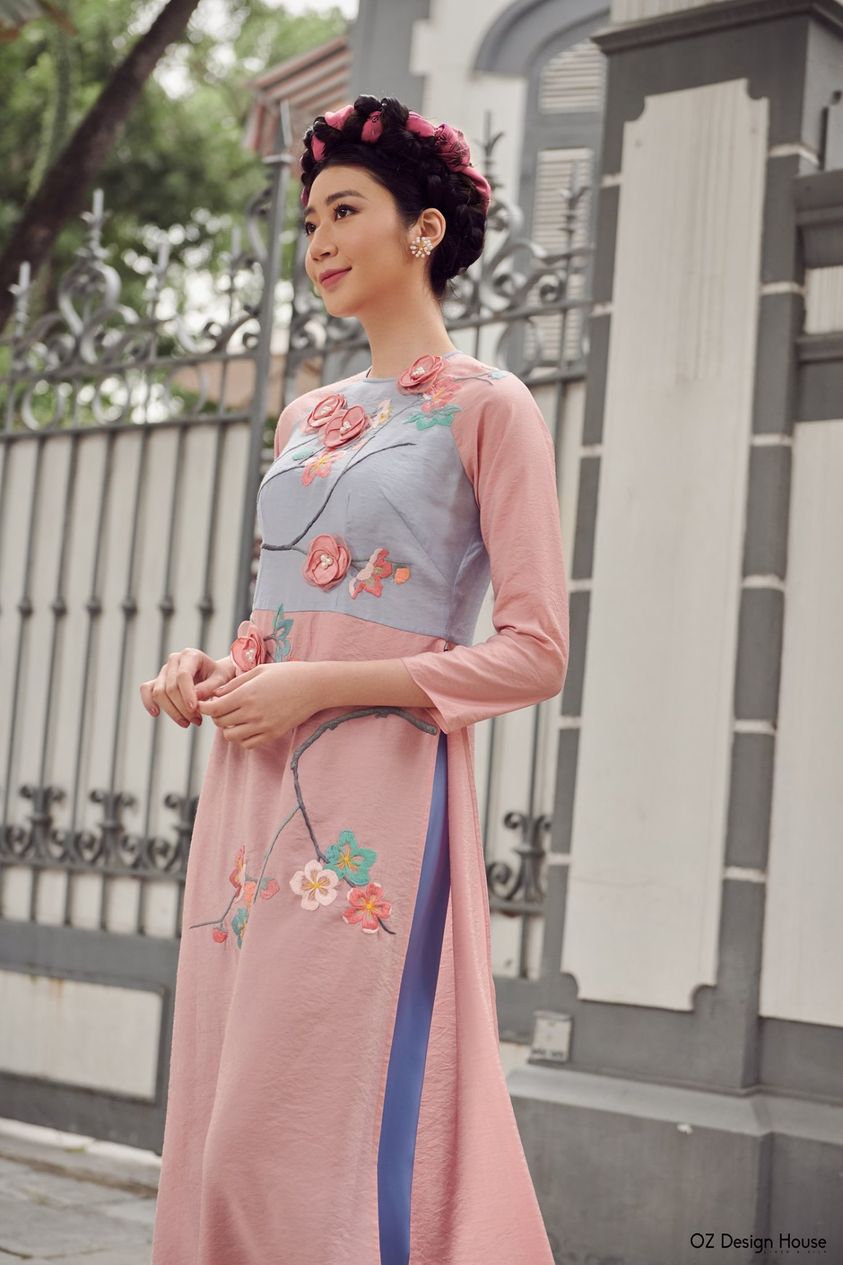 AD cổ tròn,thô lụa hồng nhạt phối xanh thêu đính hoa đào.