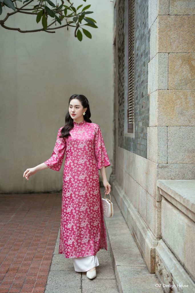 Áo dài dáng suông,lụa nền hồng tím,họa tiết hoa đào.