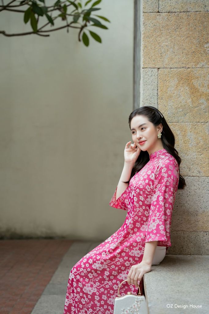 Áo dài dáng suông,lụa nền hồng tím,họa tiết hoa đào.