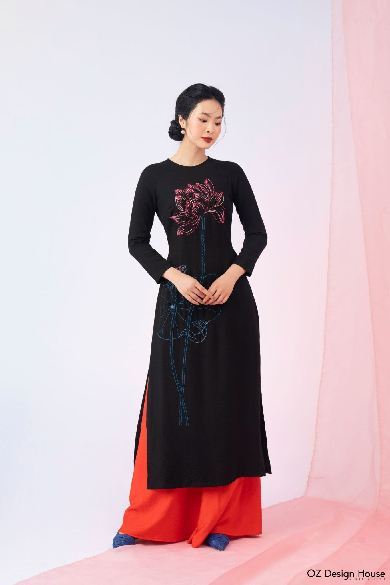 Áo dài cổ tròn,thô lụa đen,thêu hoa sen.
