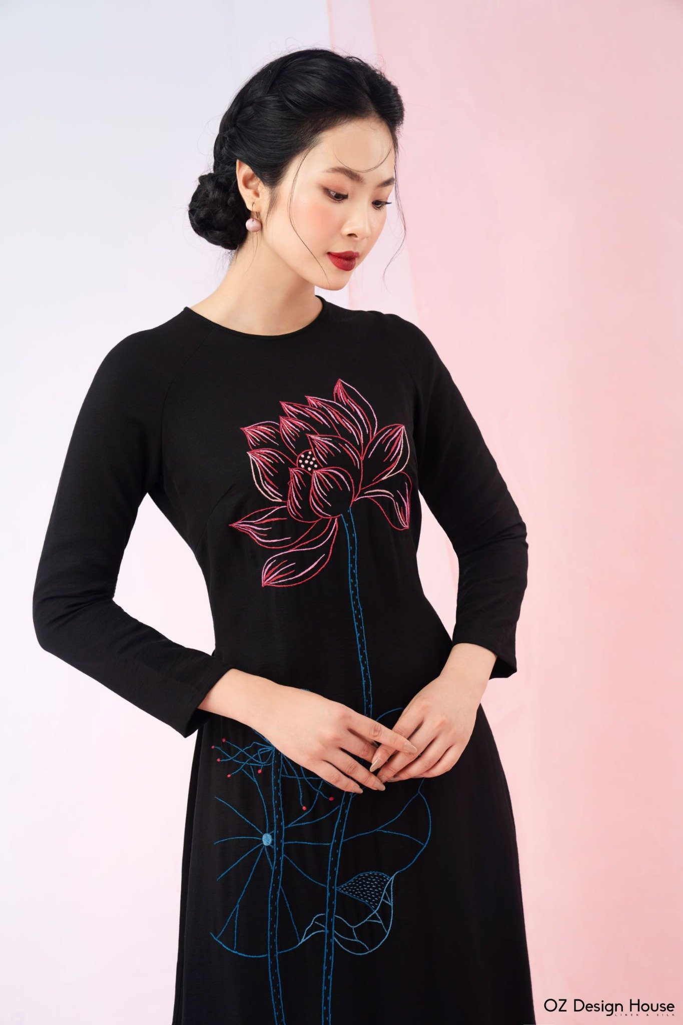 Áo dài cổ tròn,thô lụa đen,thêu hoa sen.