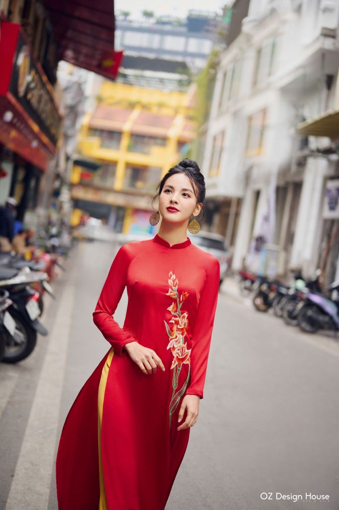 Áo dài cổ tầu dáng truyền thống thô lụa đỏ thêu hoa lay ơn.