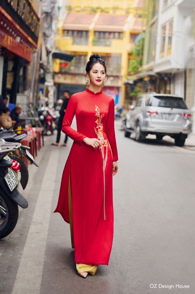 Áo dài cổ tầu dáng truyền thống thô lụa đỏ thêu hoa lay ơn.