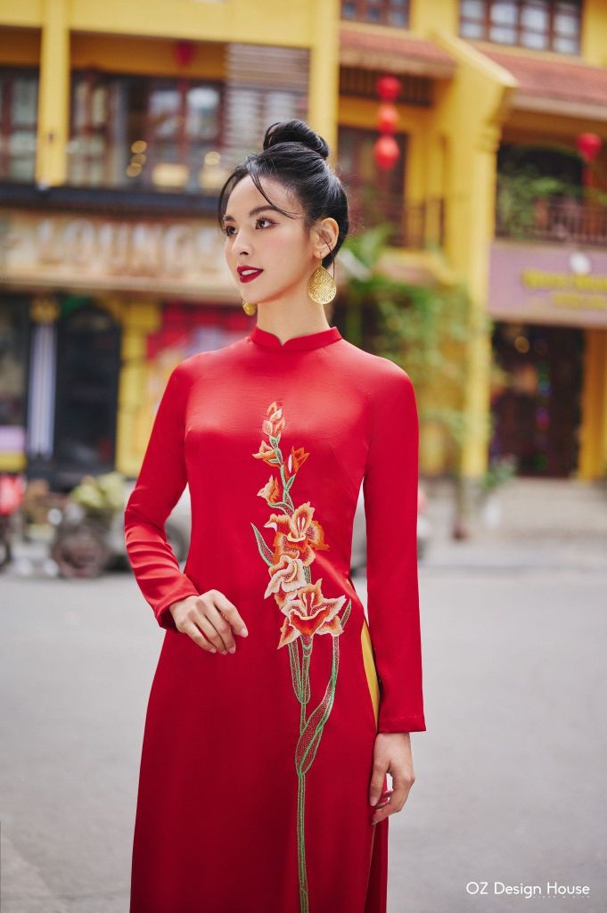 Áo dài cổ tầu dáng truyền thống thô lụa đỏ thêu hoa lay ơn.