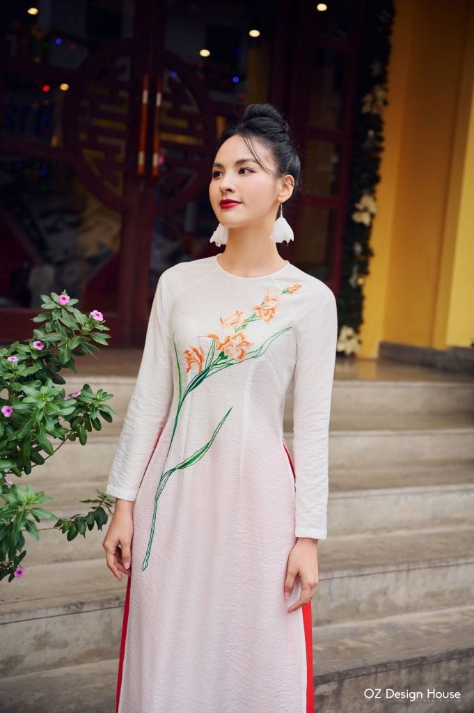 Áo dài cổ tròn dáng truyền thống,thô lụa trắng thêu hoa lay ơn.