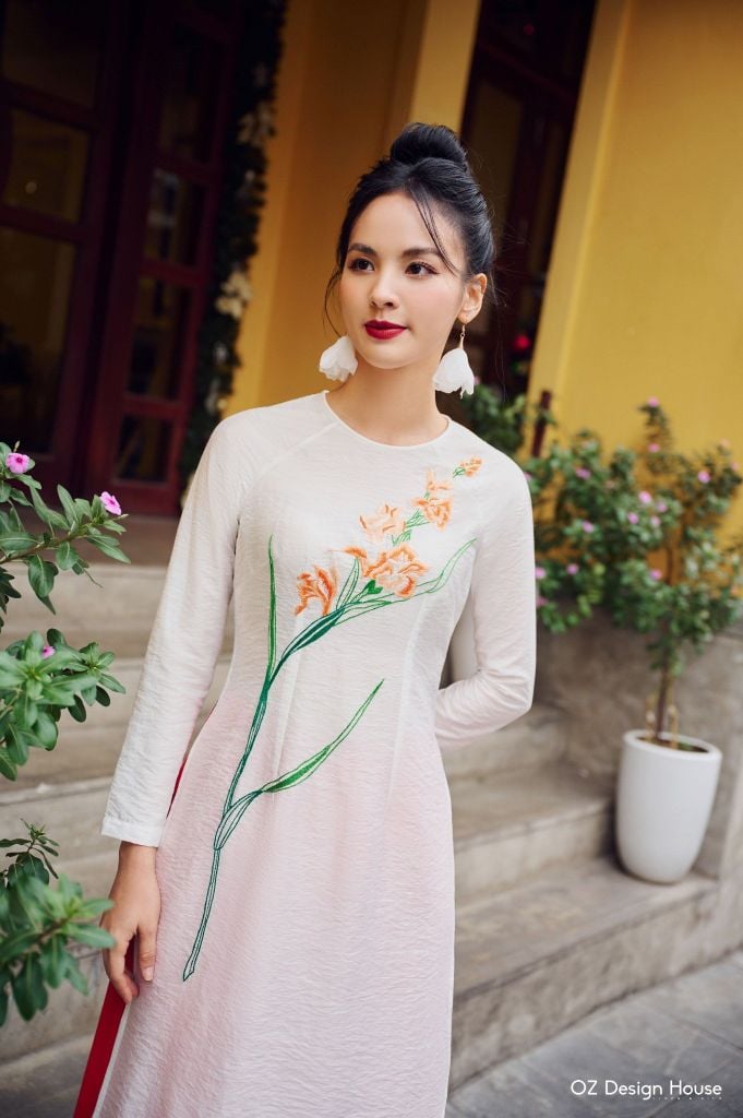 Áo dài cổ tròn dáng truyền thống,thô lụa trắng thêu hoa lay ơn.